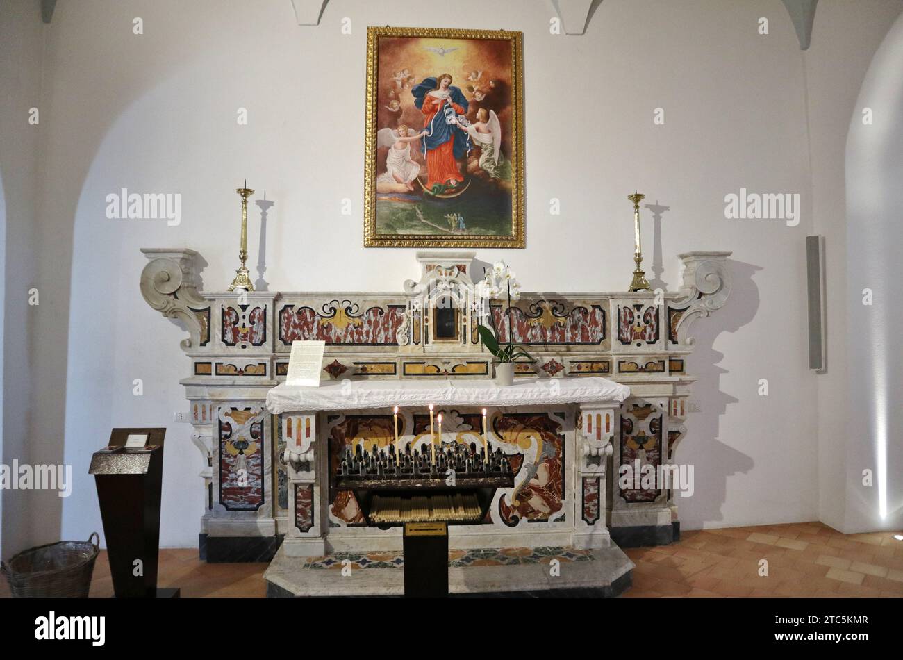 Statua nella basilica hi-res stock photography and images - Alamy