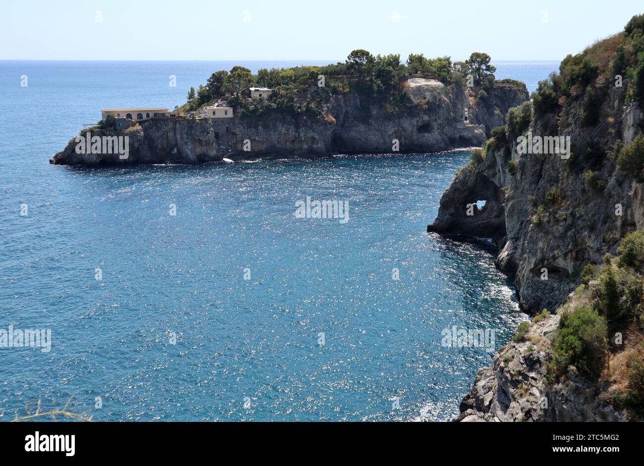 Torca - Scorcio dello Scoglio di Isca dal sentiero per Portiglione ...