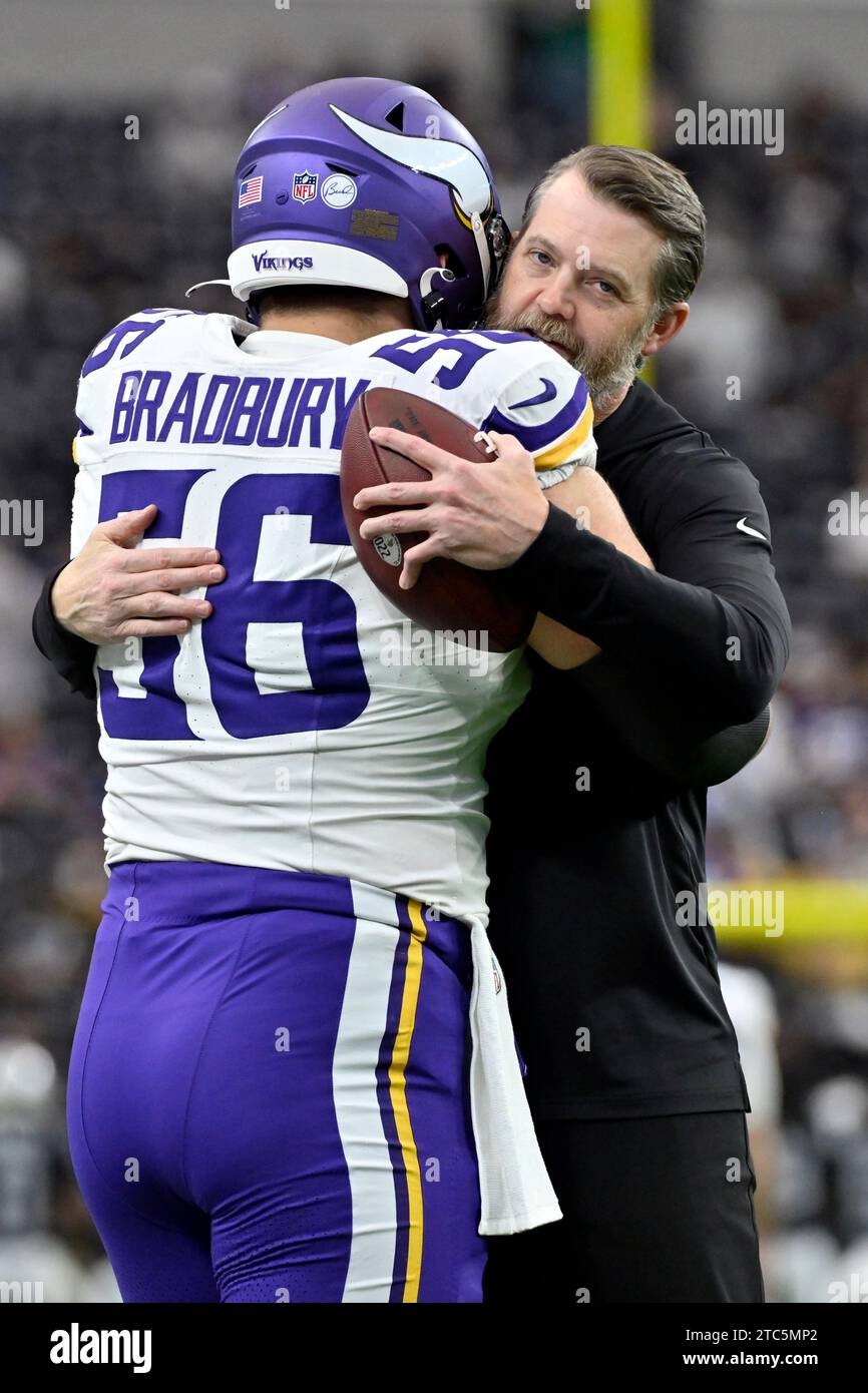 Minnesota Vikings offensive coordinator Wes Phillips embraces center ...