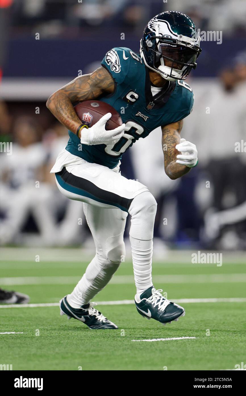 Philadelphia Eagles wide receiver DeVonta Smith (6) carries the ball ...