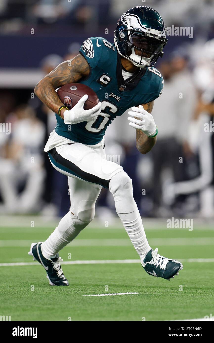 Philadelphia Eagles wide receiver DeVonta Smith (6) carries the ball ...