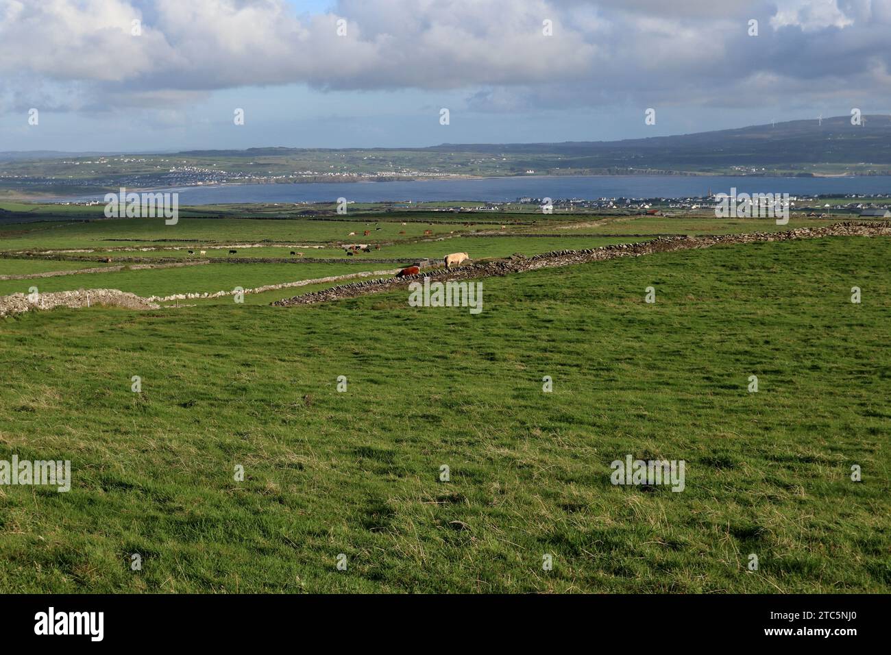 Liscannor Bay dal sentiero della Cliffs of Moher Stock Photo - Alamy