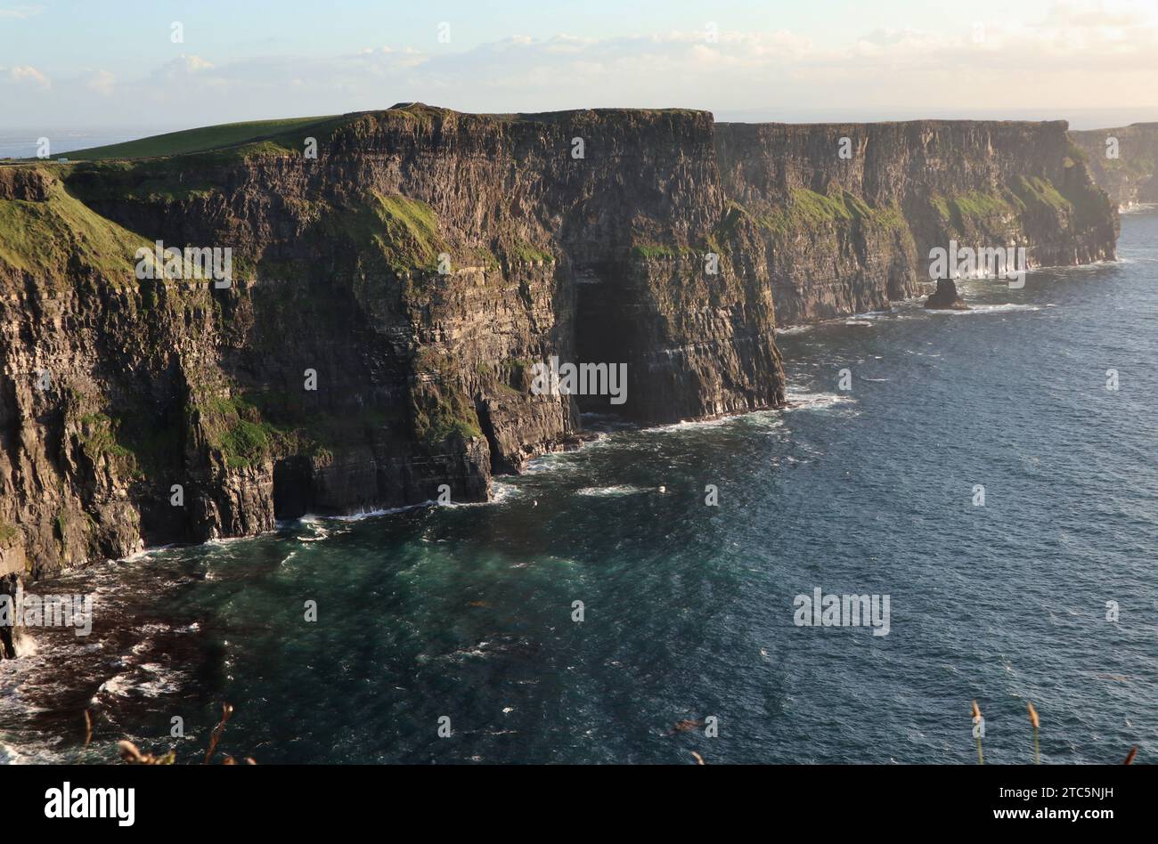 Liscannor – Grotte costiere delle Cliffs of Moher Stock Photo - Alamy