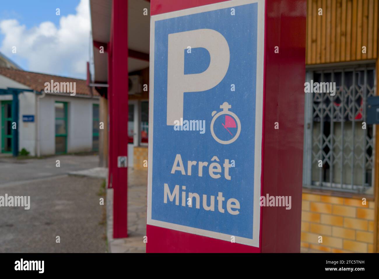 Arret Minute road panel french text means One minute stop sign for cars ...