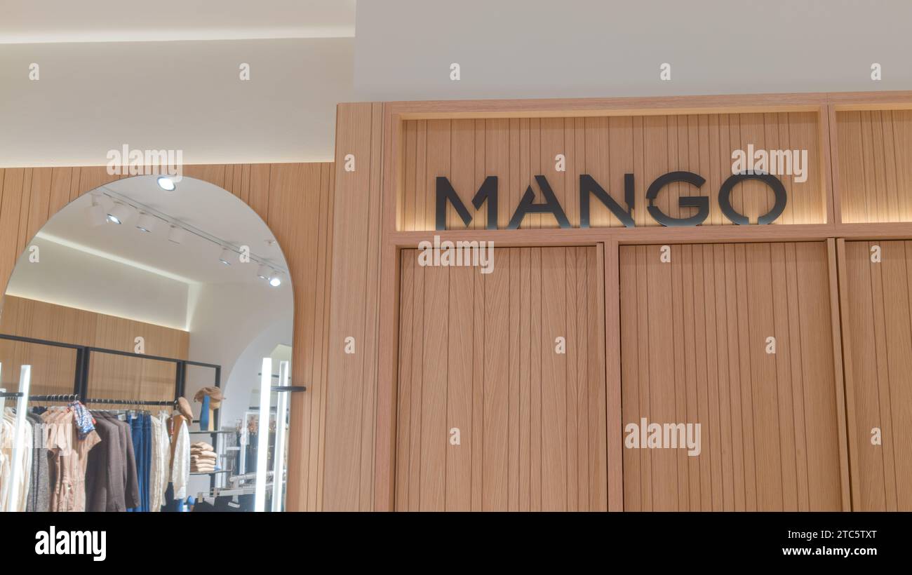 Mango chain store hi-res stock photography and images - Alamy