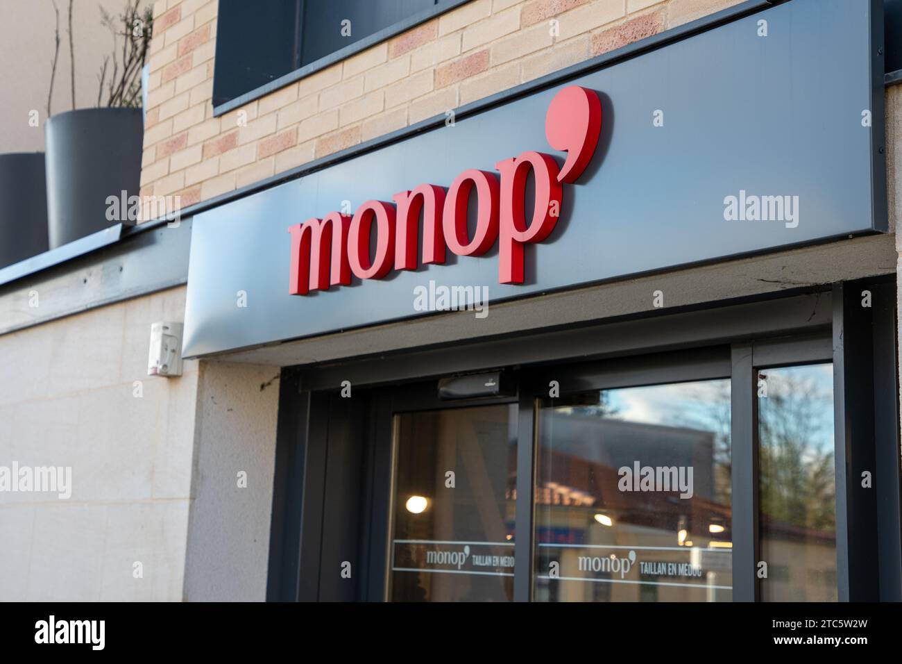 Bordeaux , France - 11 20 2023 : Monop' sign logo and text brand wall ...