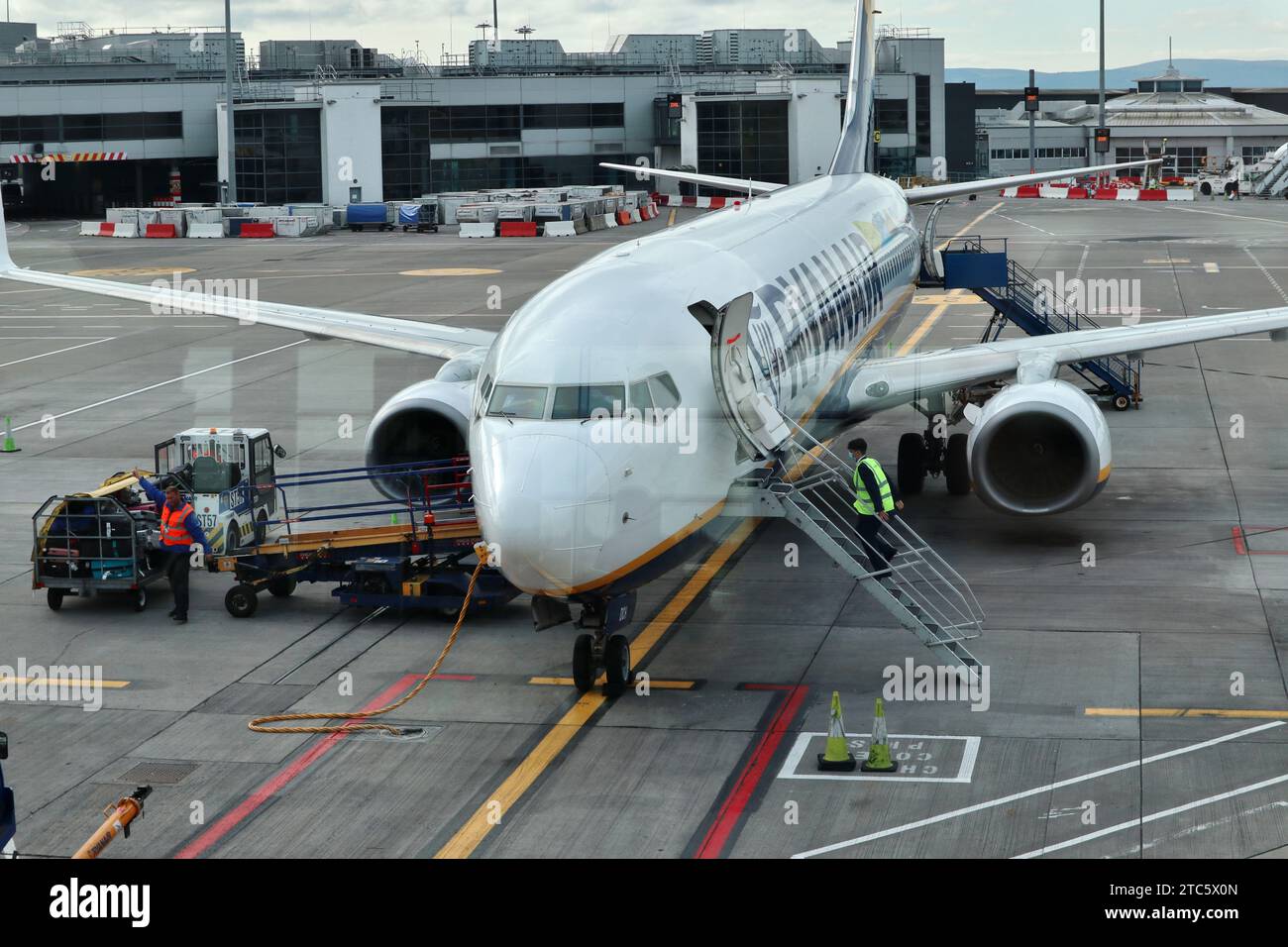 Pista ryanair hi-res stock photography and images - Alamy