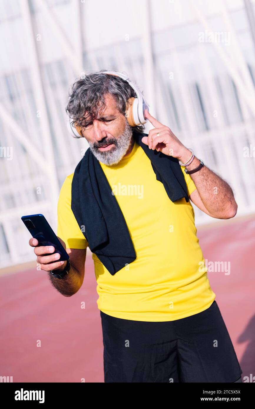 sports man listening music with headphones Stock Photo - Alamy
