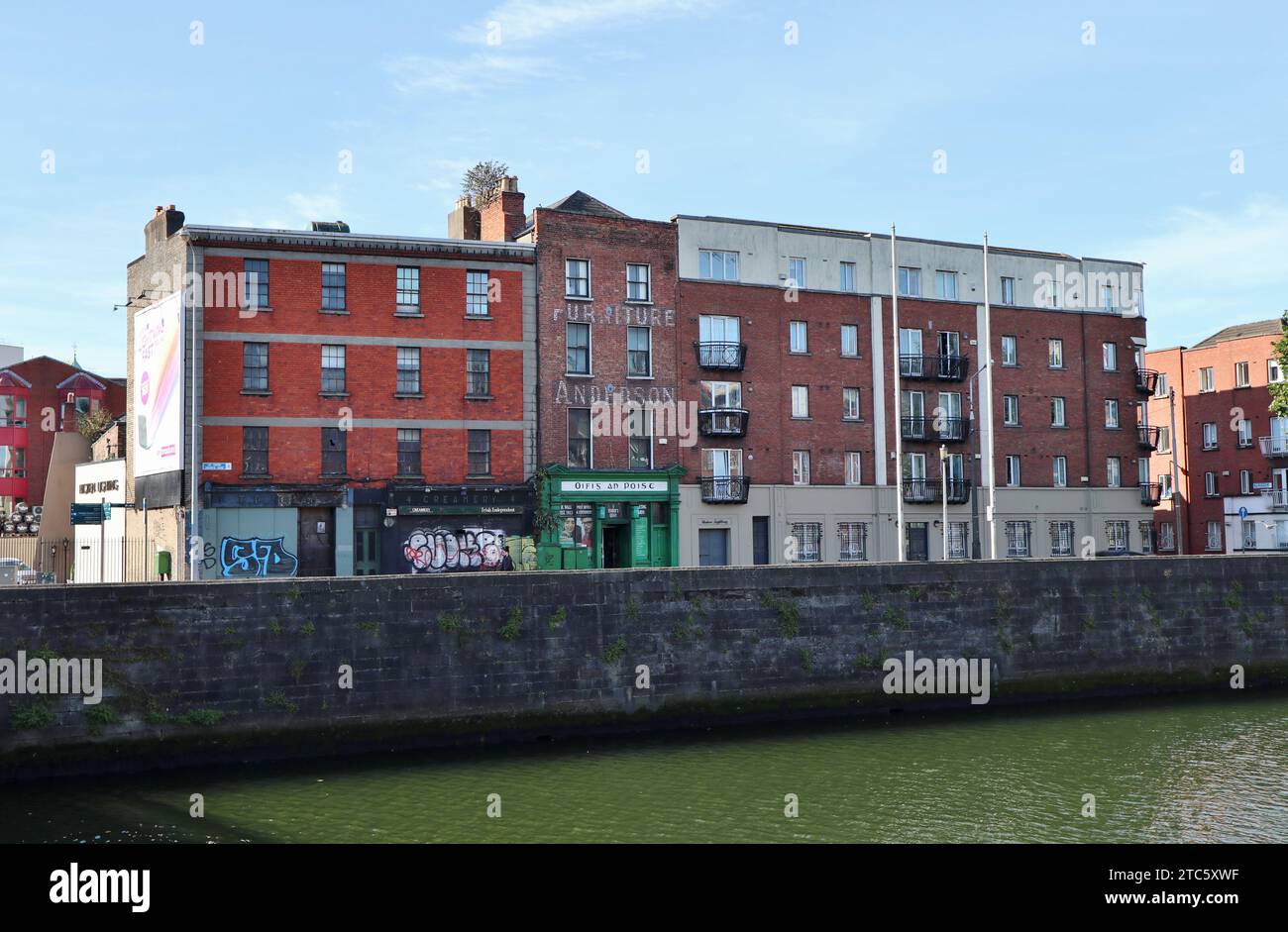 Dublino - Palazzo georgiano settecentesco su Usher's Quay con scritta ...