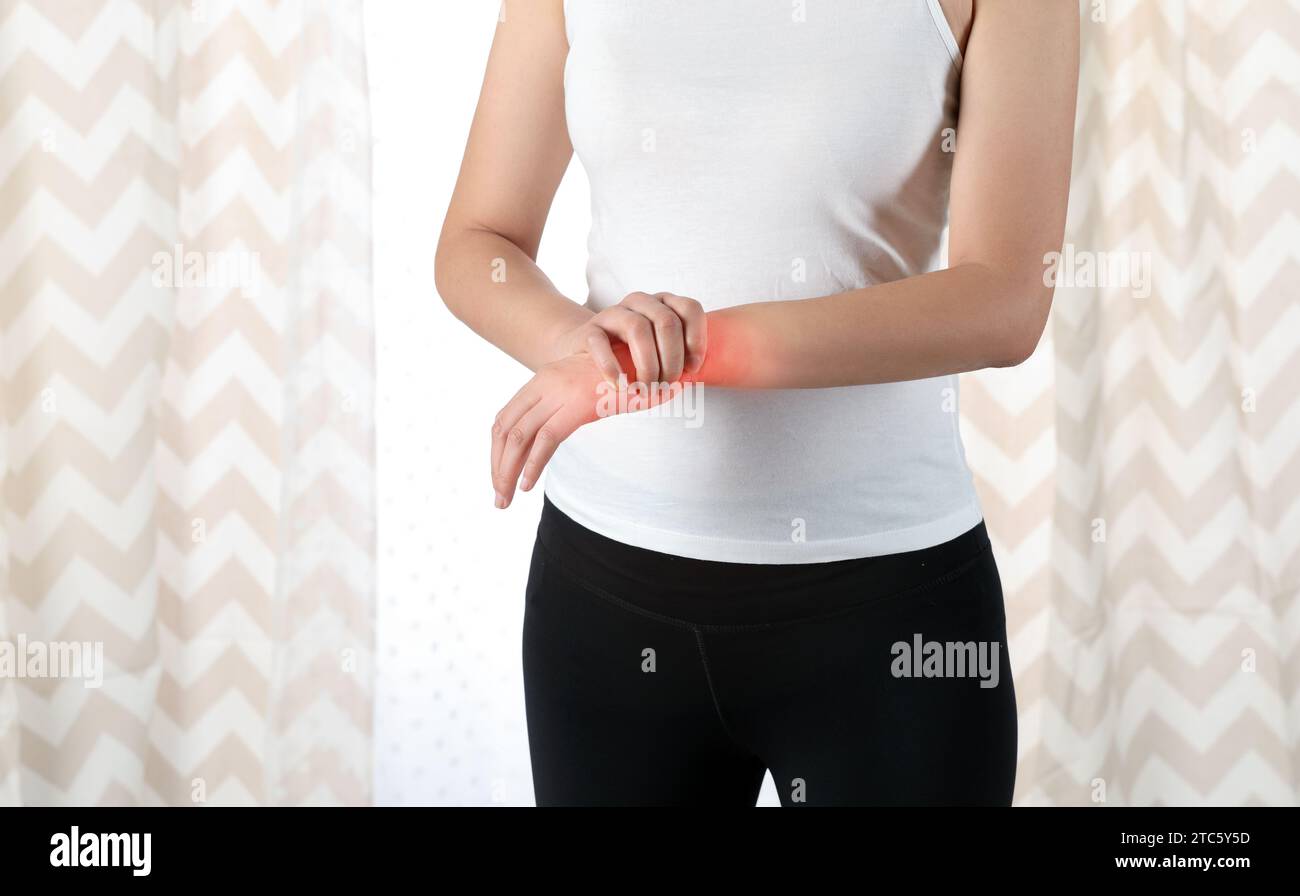 Woman with carpal tunnel syndrome is touching her sore wrist Stock ...