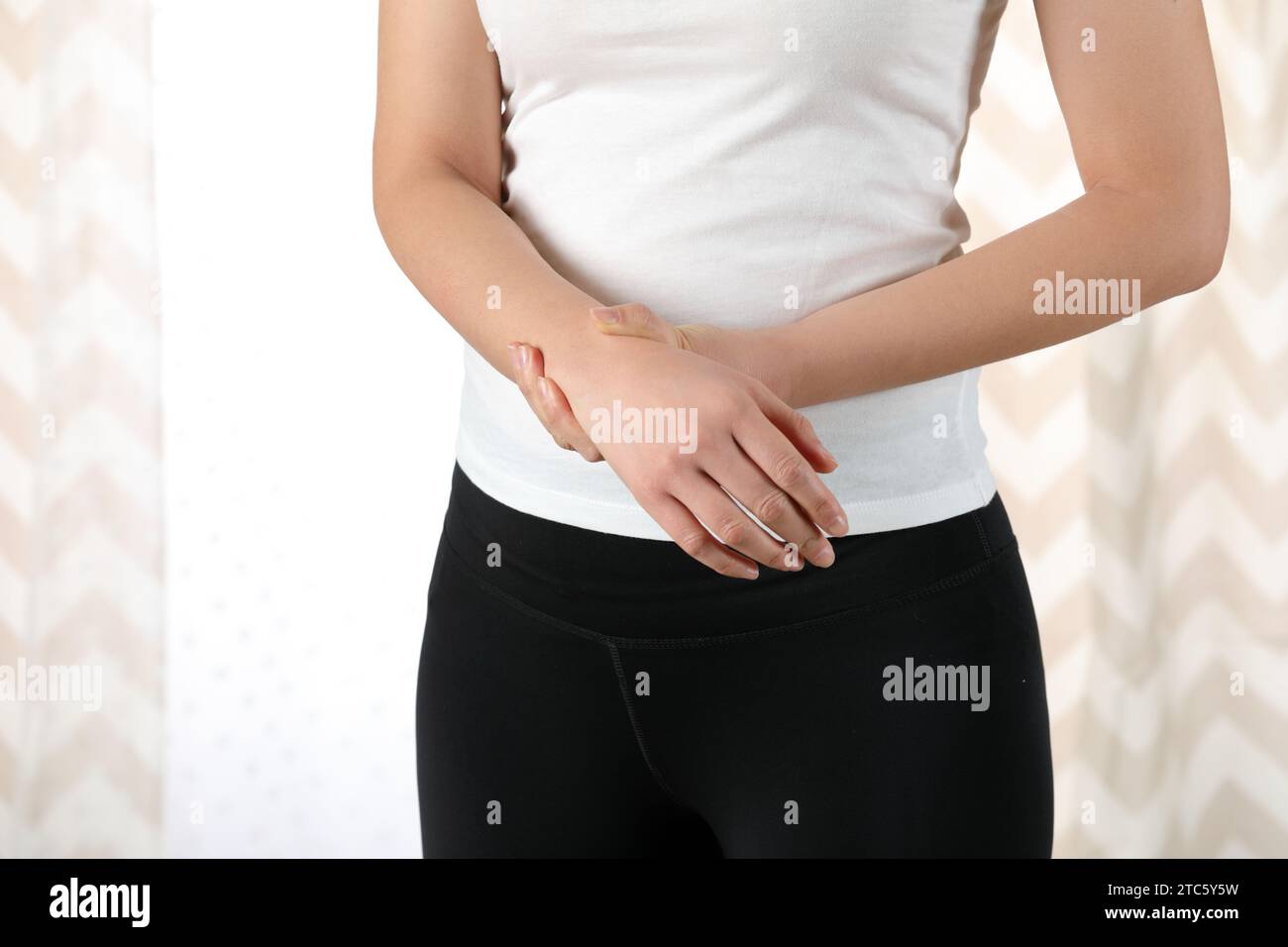 Woman with carpal tunnel syndrome is touching her sore wrist Stock ...