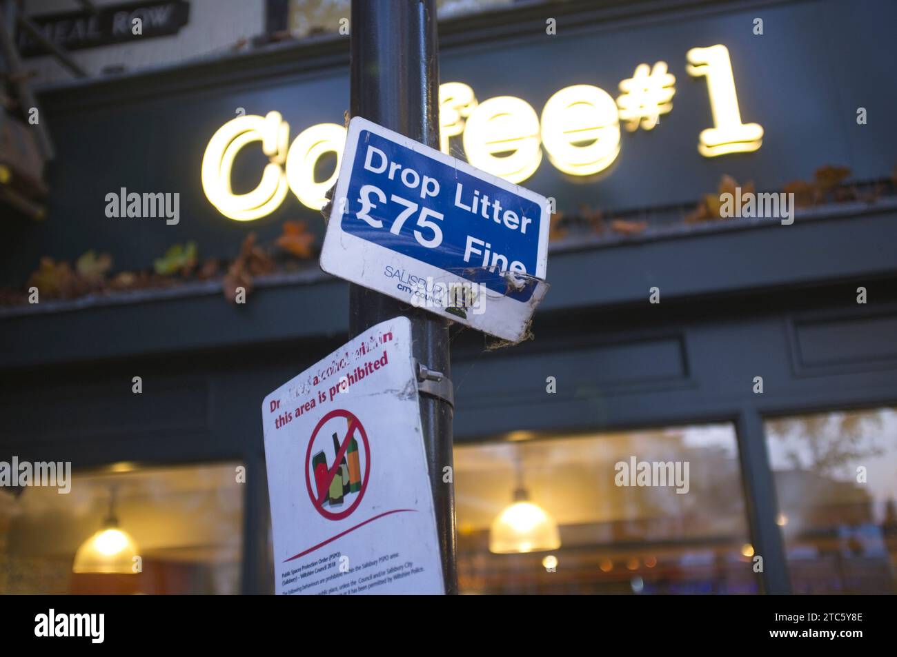 Drop Litter £75 Fine: Salisbury City Council sign Stock Photo - Alamy