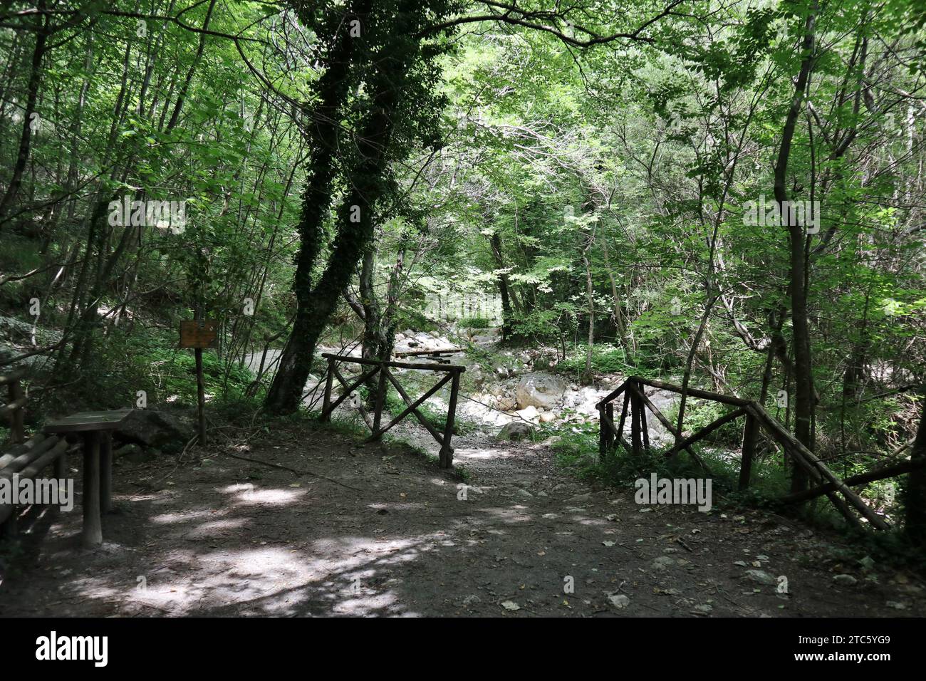 Sentiero lungo il torrente hi-res stock photography and images - Alamy