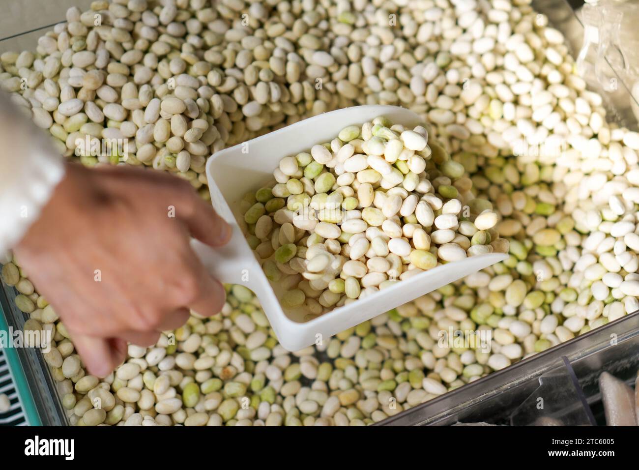 Woman hand buying bean by weight in a local market to be more ...