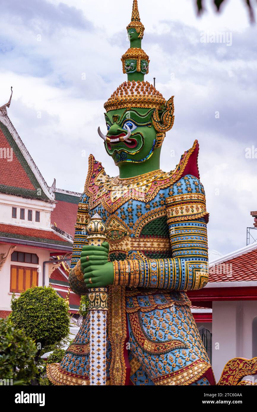Sentinel and Guardian of Wat Arun Temple. Serenity and Majesty ...