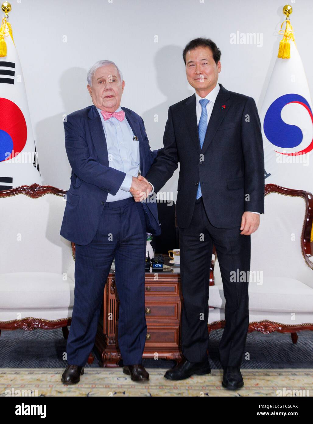 11th Dec, 2023. Unification minister meets investing guru Jim Rogers ...