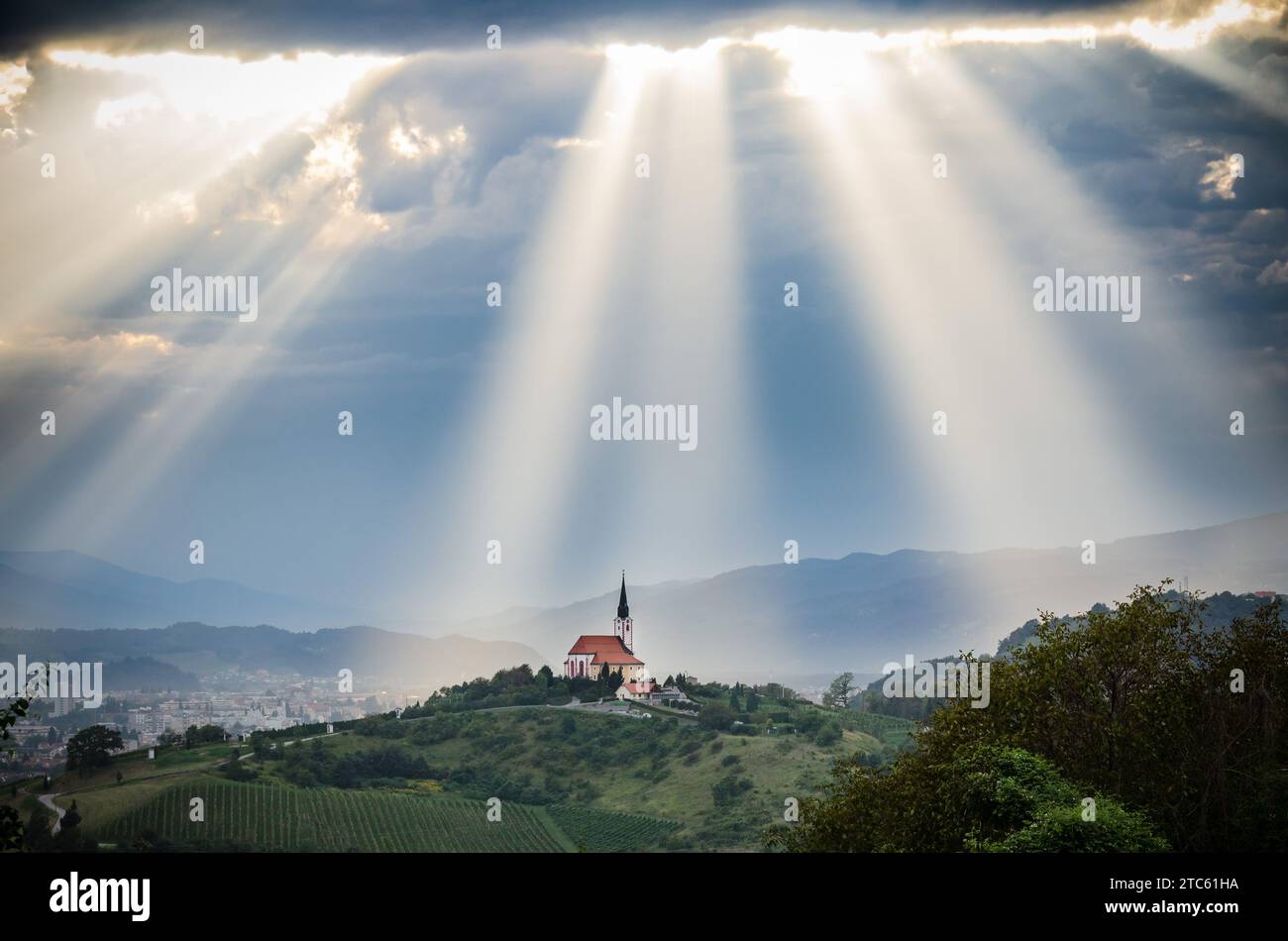 Sun rays shining down hi-res stock photography and images - Alamy