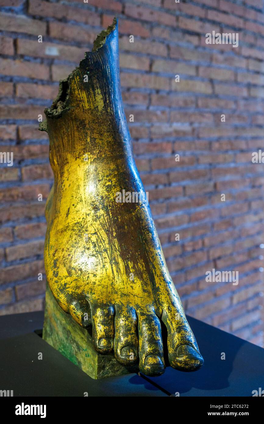 Golden female statue hi-res stock photography and images - Alamy