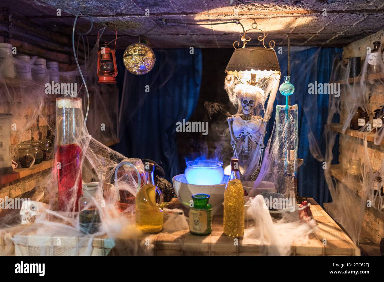 Old chemical laboratory hi-res stock photography and images - Alamy