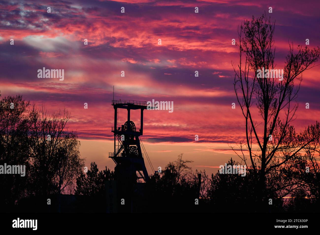 Mine shaft in gold hi-res stock photography and images - Alamy