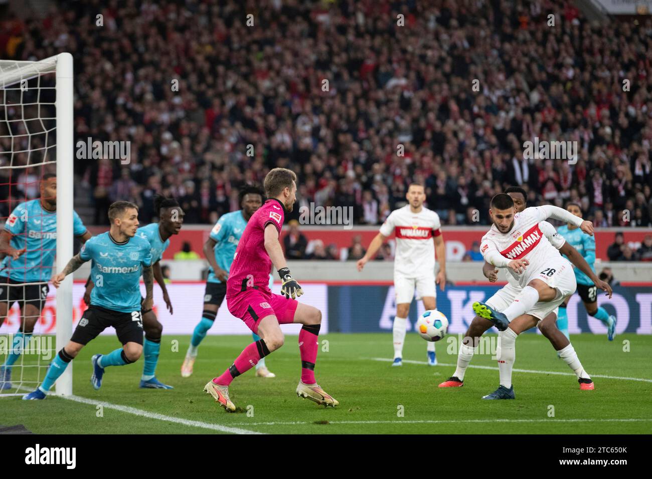 Stuttgart, Deutschland. 10th Dec, 2023. v.li. Lukas Hradecky (Bayer 04 Leverkusen, #01), Deniz ...