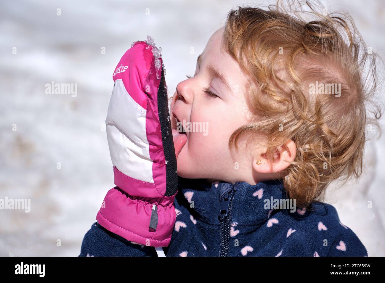 Little girl experiencing snow for the first time Stock Photo - Alamy