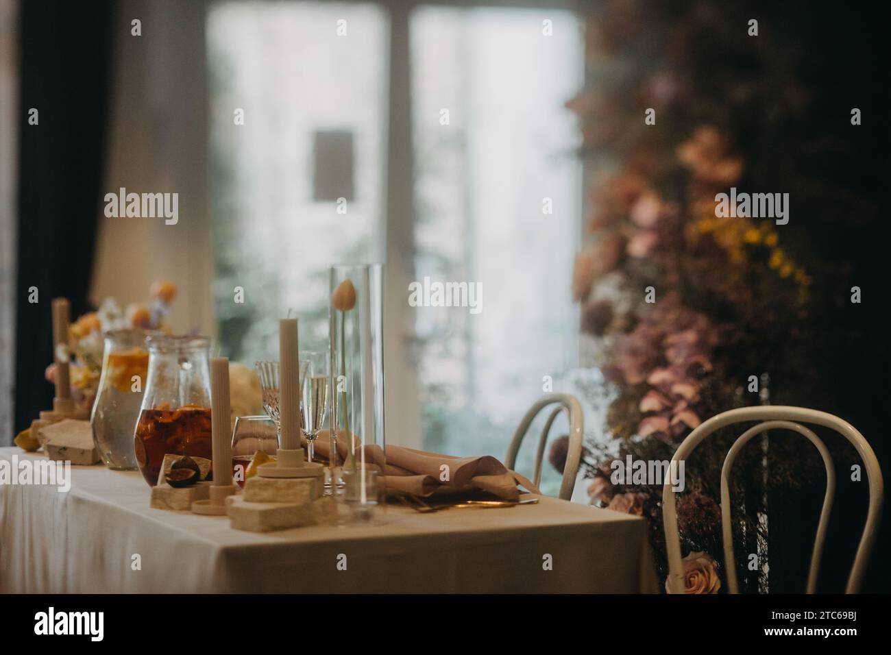 Elegant, clean and easy table setting for indoor party, wedding ...