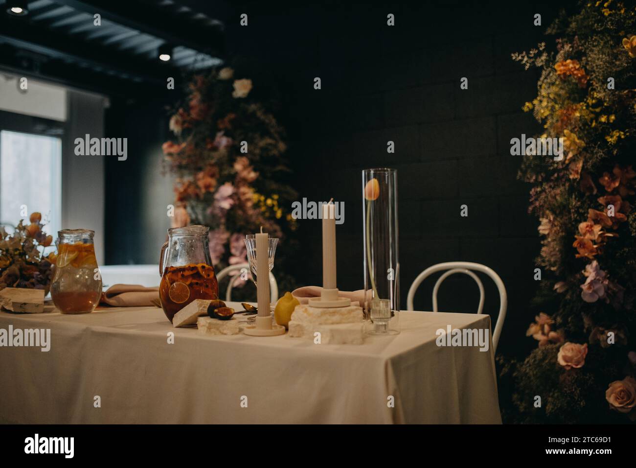 Elegant, clean and easy table setting for indoor party, wedding ...