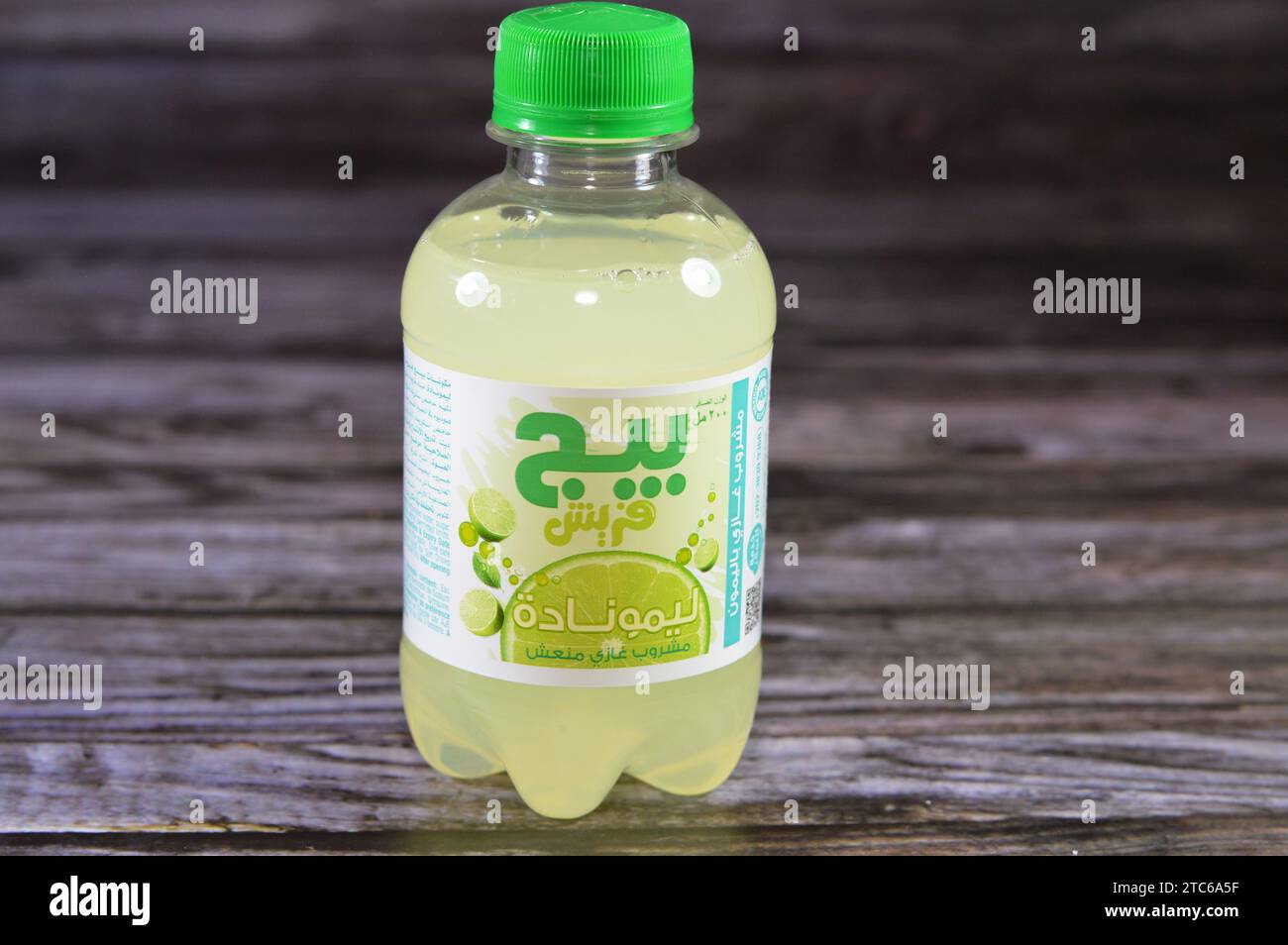Coca cola and lemonade with ice and lime hi-res stock photography and ...