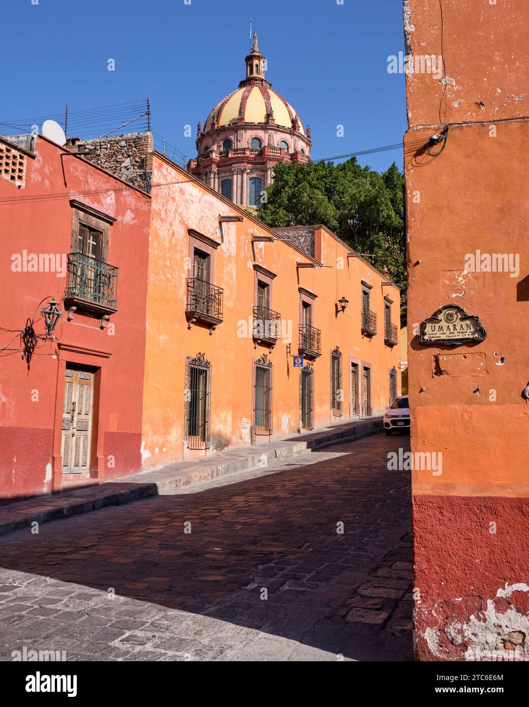 Old colonial street corner of San Miguel de Allende Stock Photo - Alamy