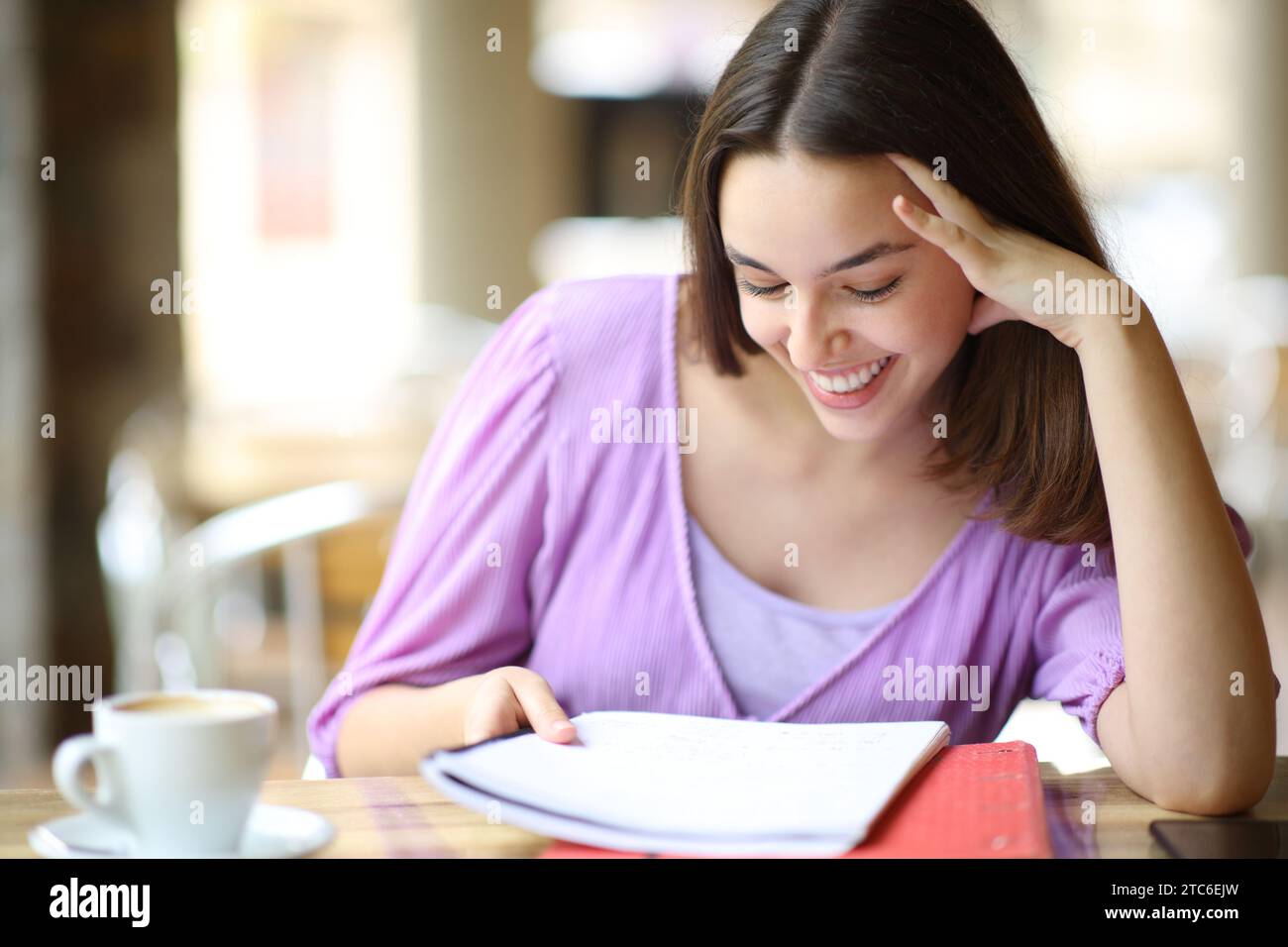 Student reading paper hi-res stock photography and images - Alamy