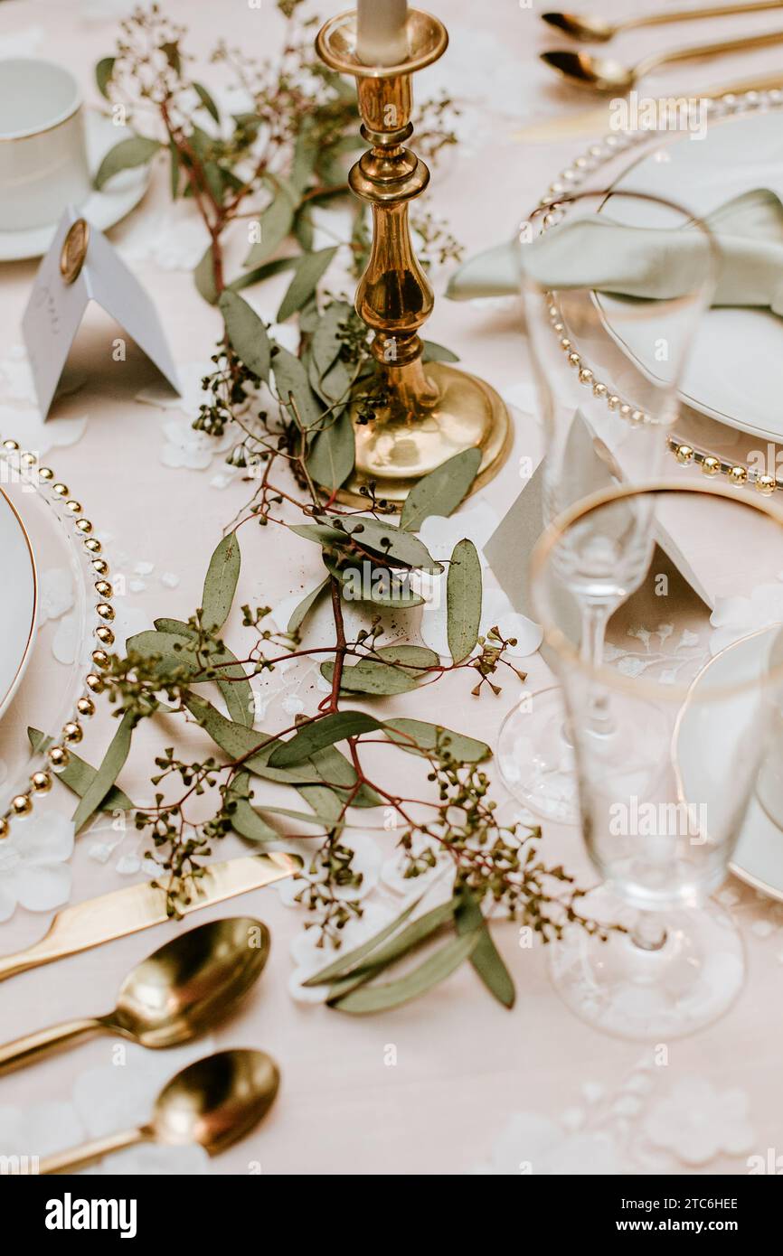 Gold settings hi-res stock photography and images - Alamy