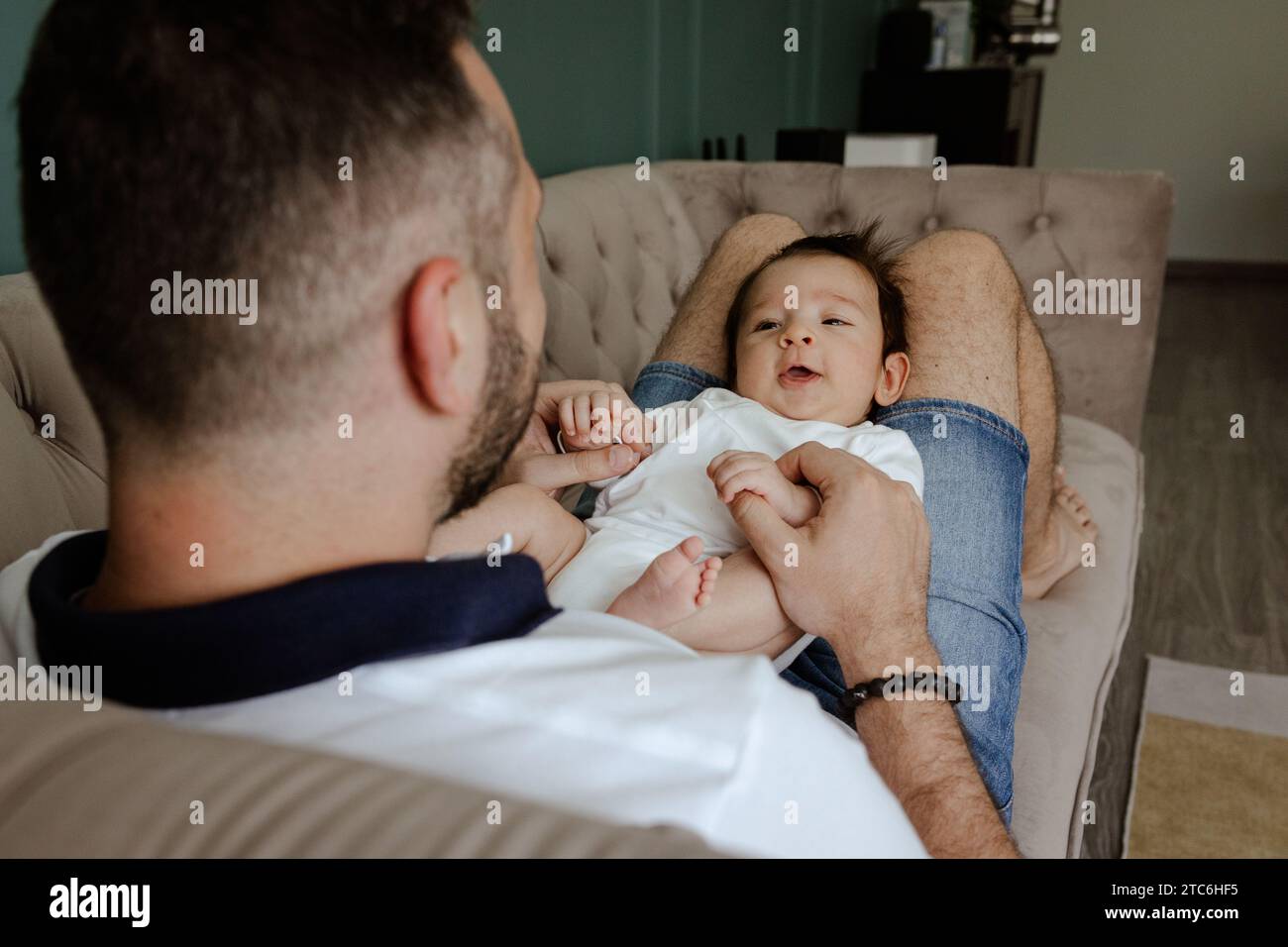 Stilvolle Baby Von Couch Gefallen Bilder