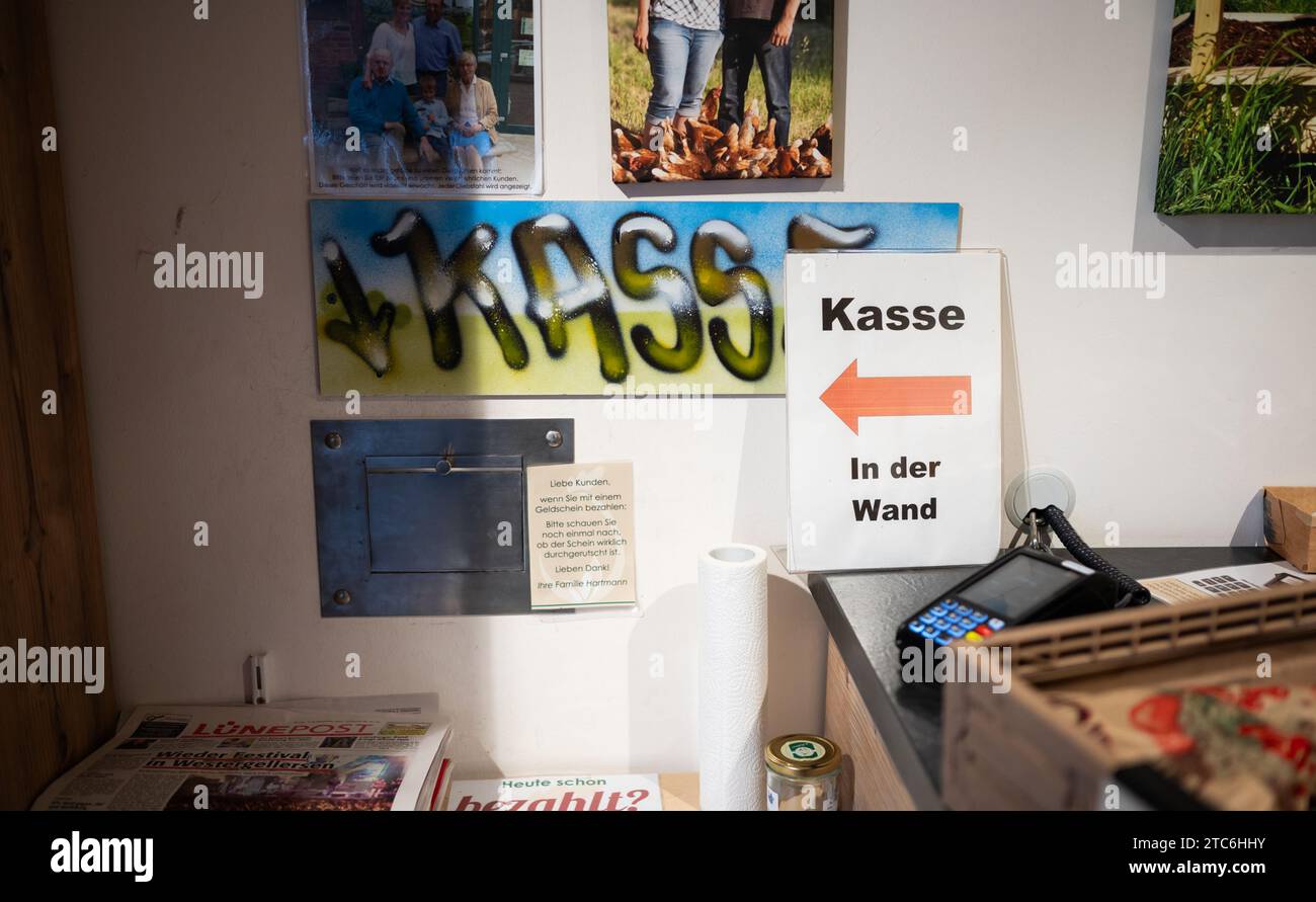Reppenstedt, Germany. 02nd Dec, 2023. "Checkout" is written on a sign ...