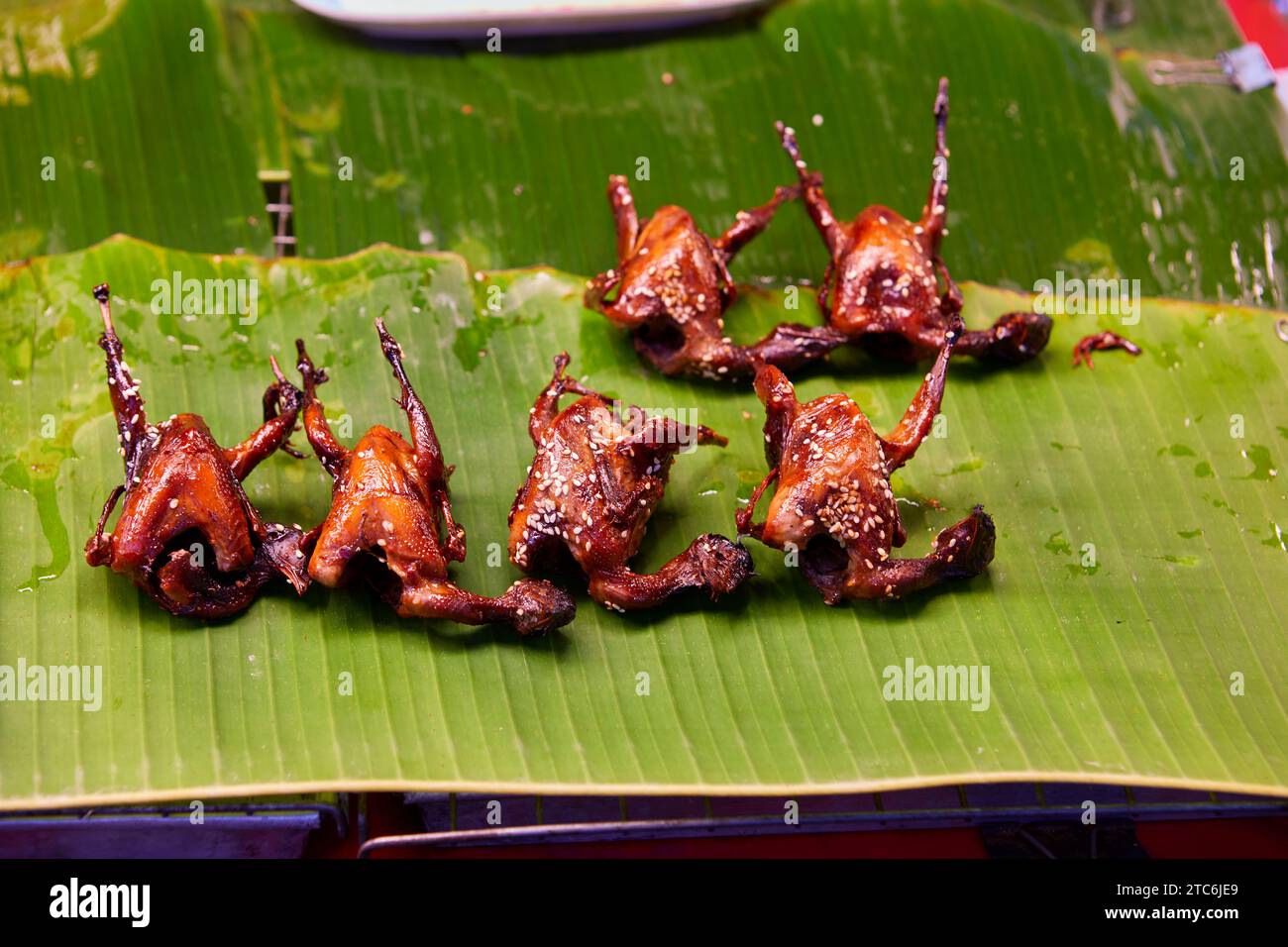 Roasted Quails on green leaf at street food Stock Photo - Alamy