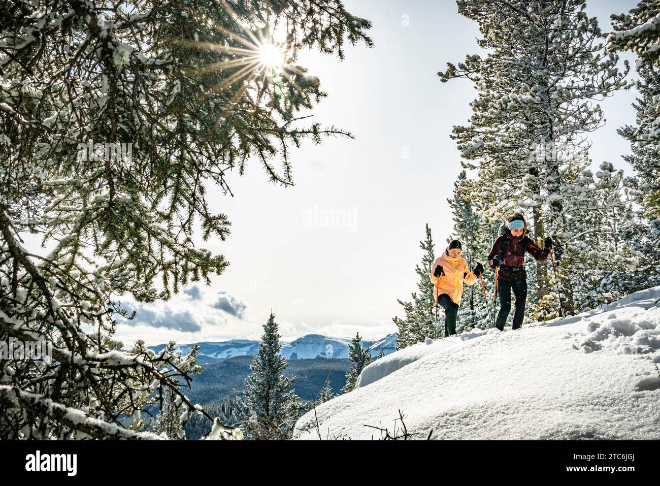 Group friends in landscape hi-res stock photography and images - Alamy