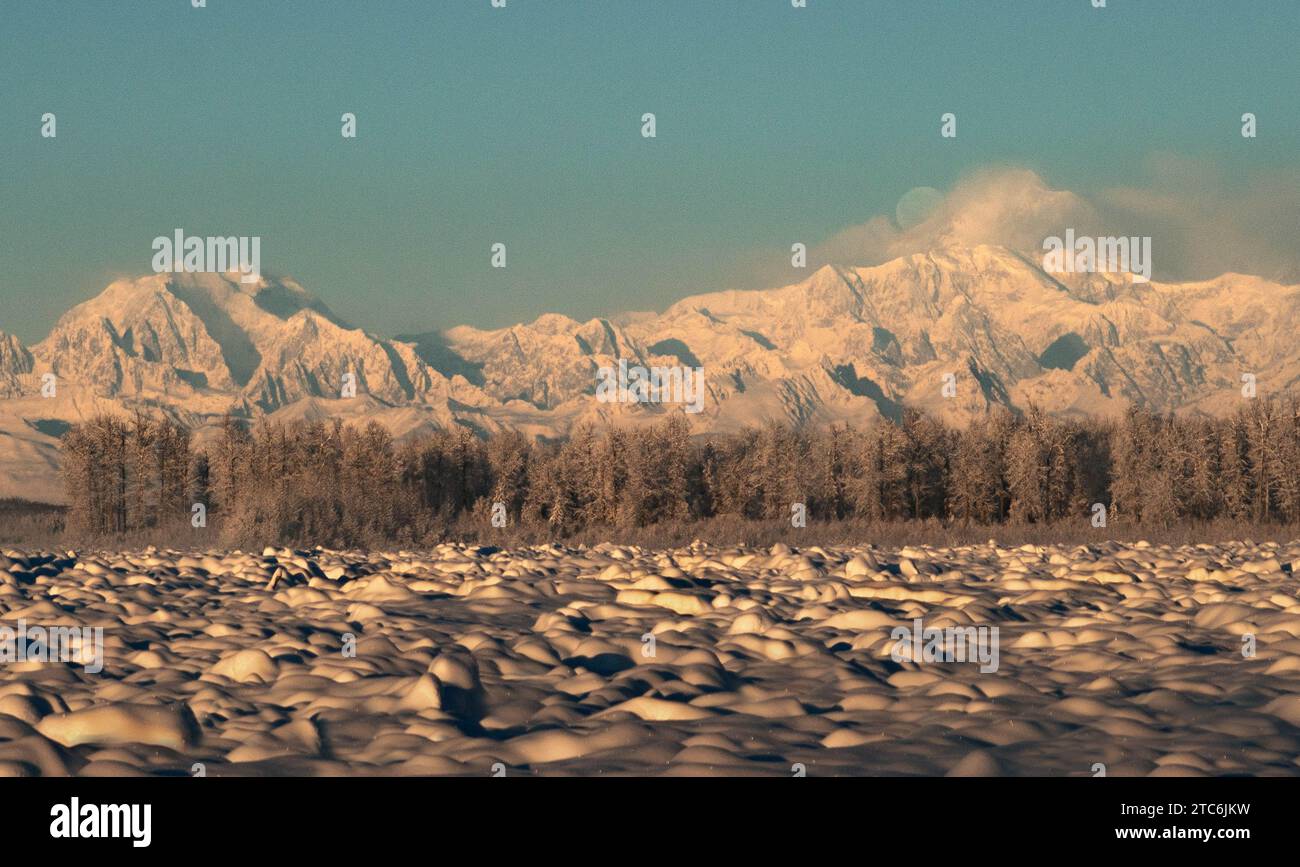 Moon sets behind Denali in Alaska at sunrise Stock Photo - Alamy
