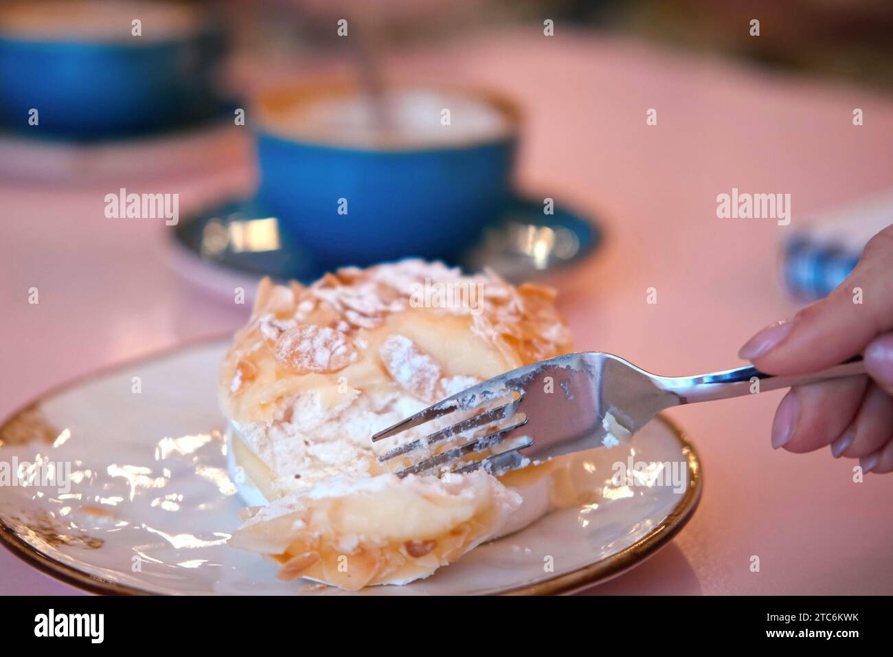 Pouring in luxury food plate hi-res stock photography and images - Alamy