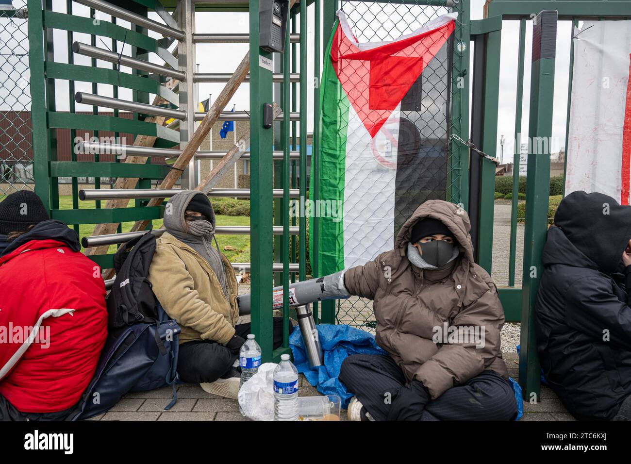 Oudenaarde, Belgium. 11th Dec, 2023. pro-Palestinian activists block ...