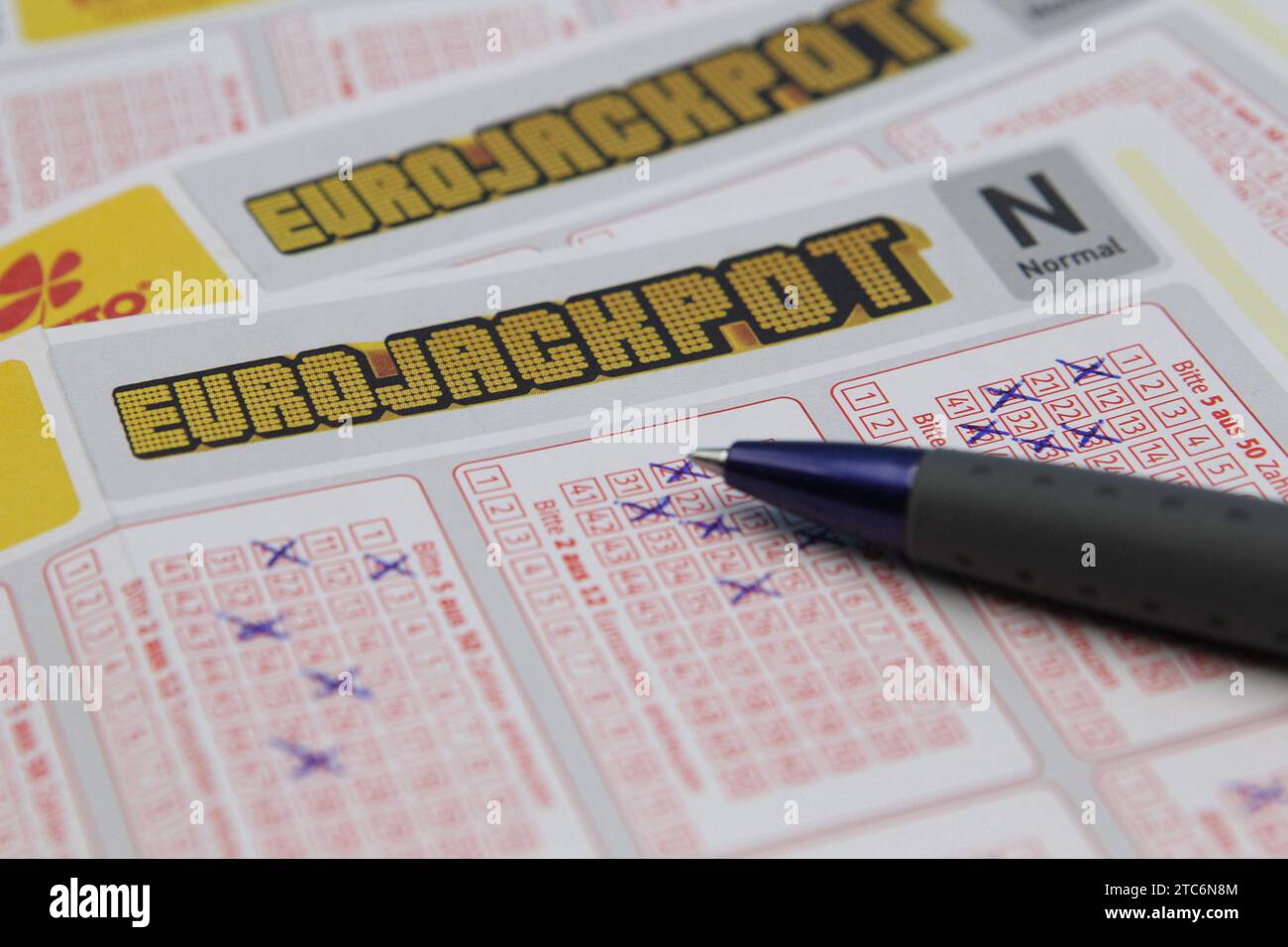 Ein ausgefüllter Schein der Zahlenlotterie Eurojackpot liegt auf einem ...