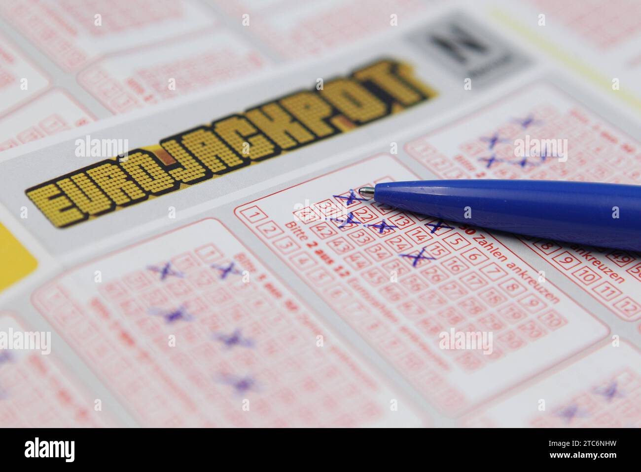 Ein ausgefüllter Schein der Zahlenlotterie Eurojackpot liegt auf einem ...