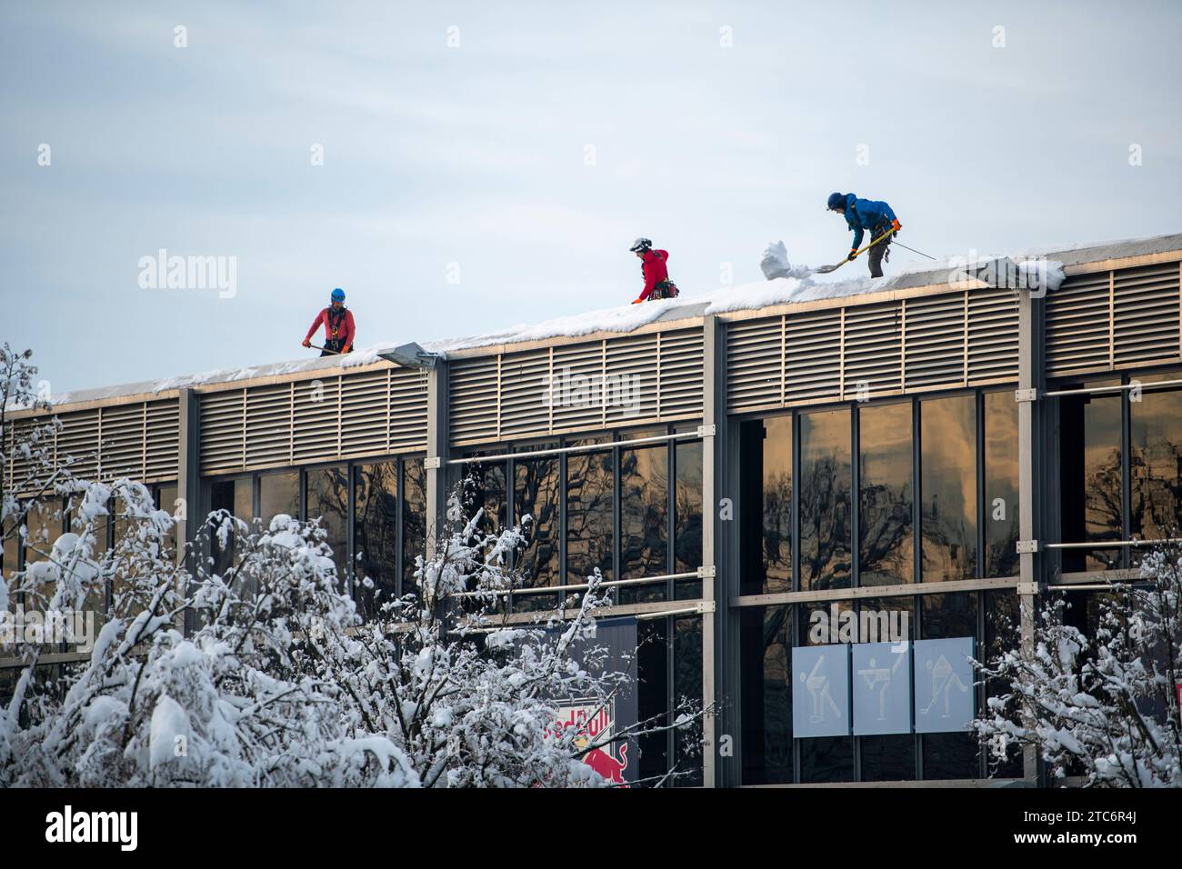 Dach des Olympia-Eisstadions wird vom Schnee befreit, Winter, Schnee ...