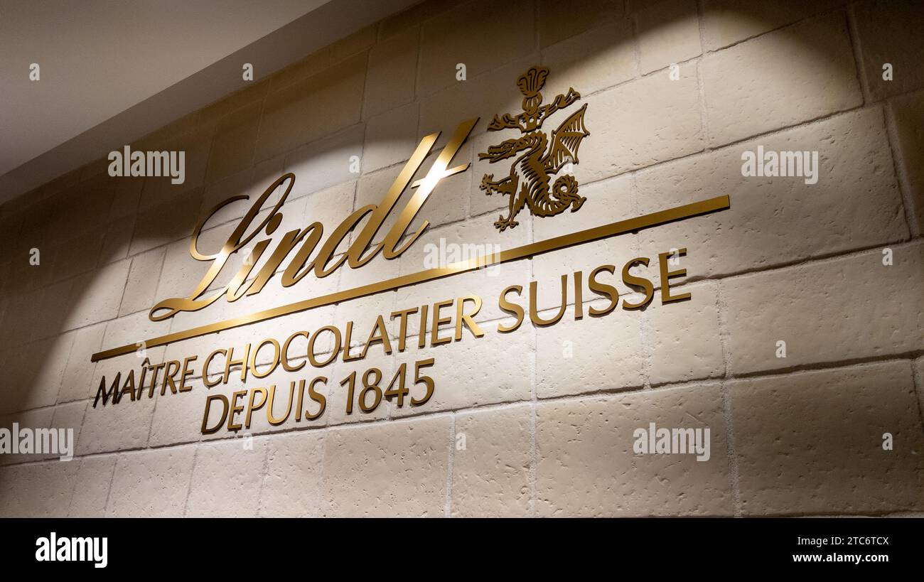Lindt chocolate store hi-res stock photography and images - Alamy