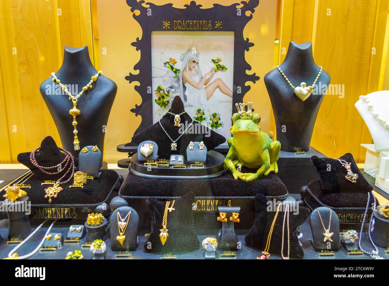 Figurine of a green frog in a Royal crown. Crowned green frog jewelry ...