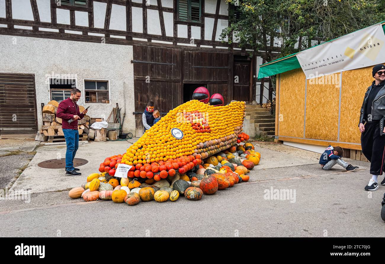 Herbstmesse Rafz Ein Bob bestehend aus verschieden farbigen Kürbissen ...
