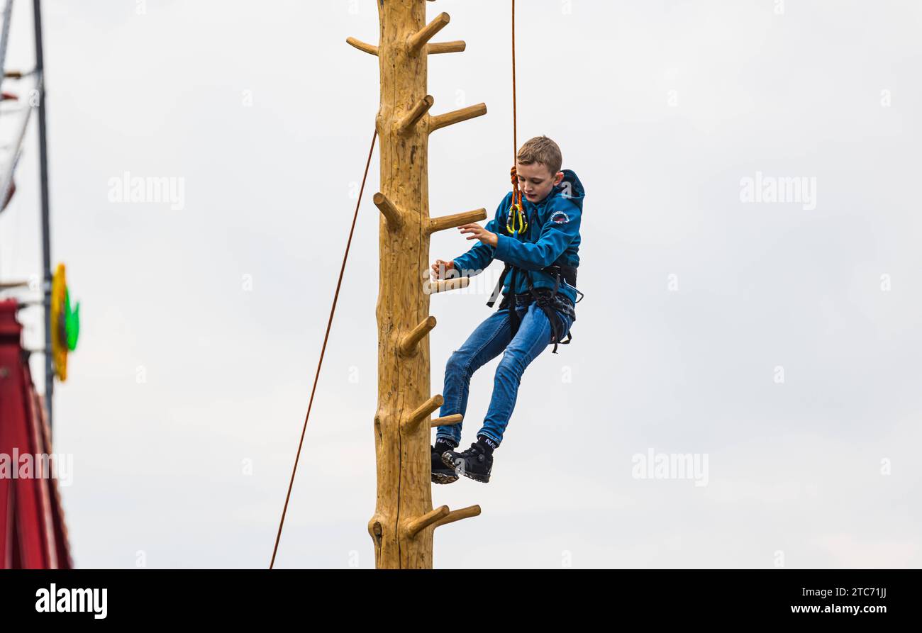 Herbstmesse Rafz Ein Knabe klettert an der Herbstmesse Rafz einen ...