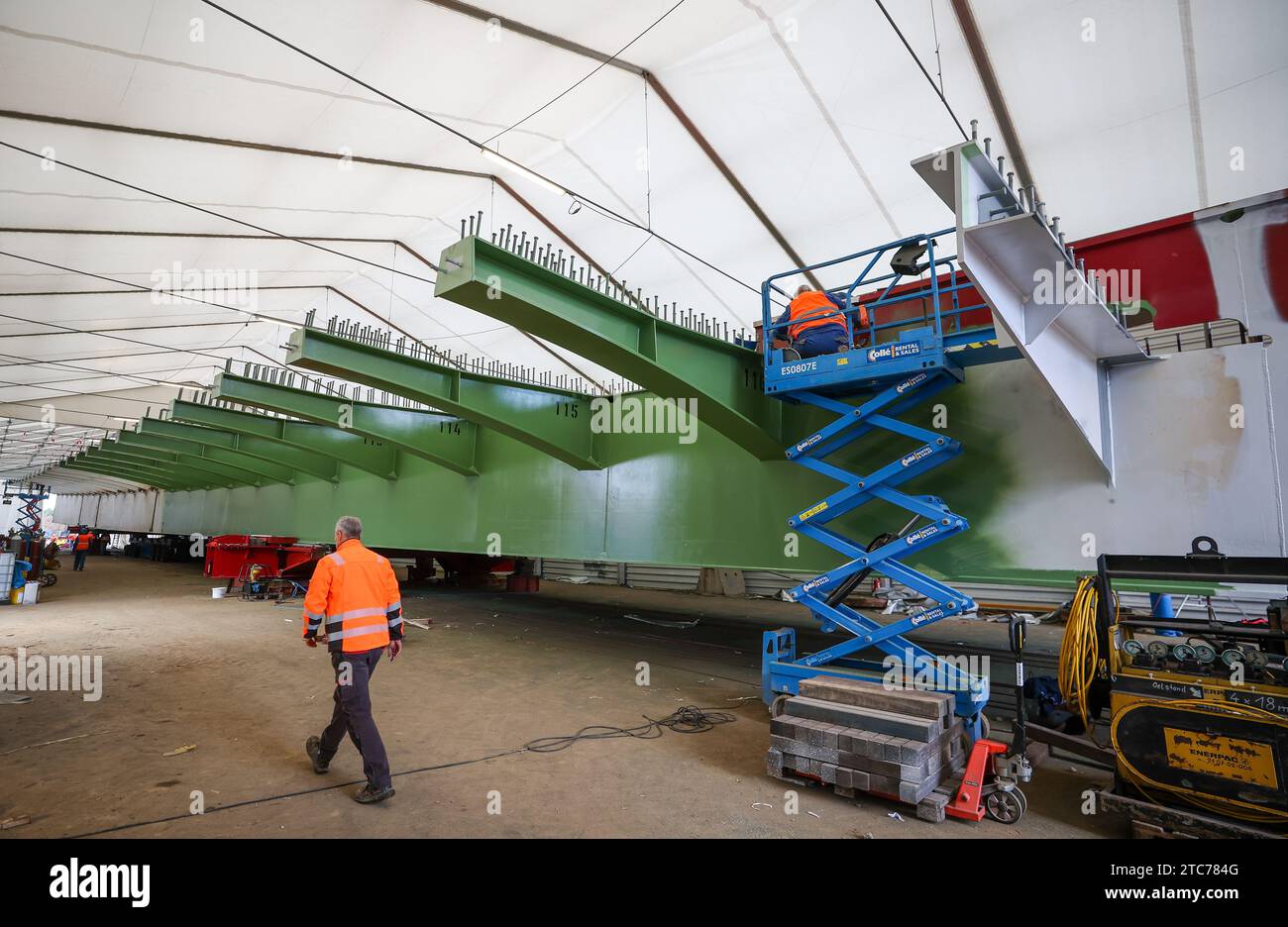 Grimma, Germany. 11th Dec, 2023. Construction workers assemble the ...