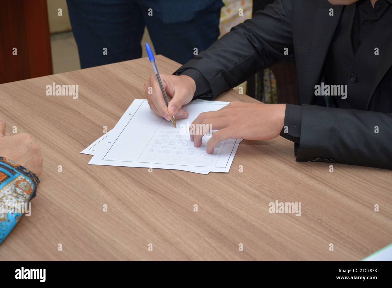 Signing paper hi-res stock photography and images - Alamy