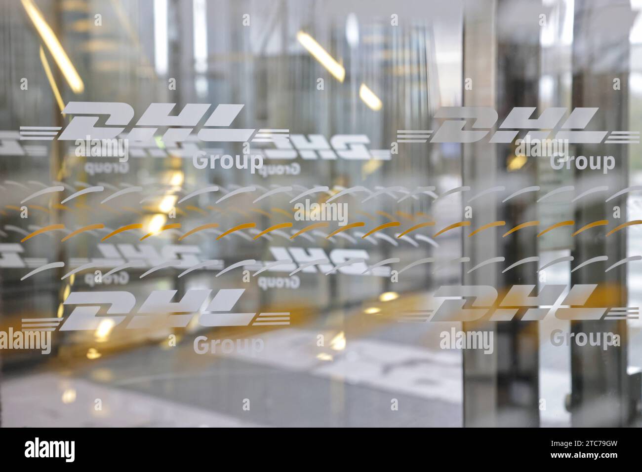 Logo an Eingangstür zur Zentrale Deutsche Post DHL Group im Post Tower ...