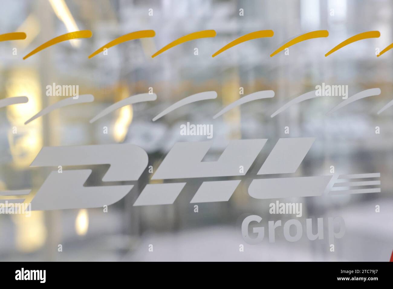 Logo an Eingangstür zur Zentrale Deutsche Post DHL Group im Post Tower ...